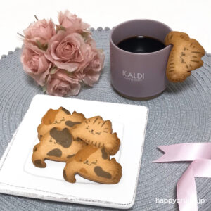 え！370円なの!?【カルディ】マグカップにぶらさがり『ねこクッキー』は見つけたら即買い確定！ | HAPPY CRUISE ハッピークルーズ