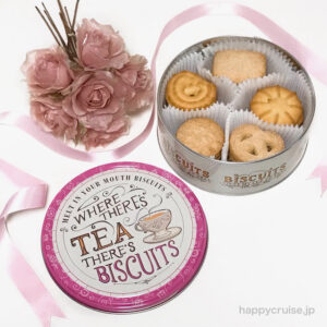 え！398円なの!?【カルディ】レトロなイラストの「バタークッキーティン」が可愛すぎでしょ♡ | HAPPY CRUISE ハッピークルーズ